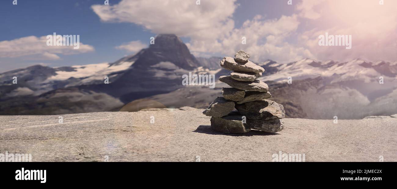 Pile de pierres au sommet de la montagne. Pile de pierres et de ...