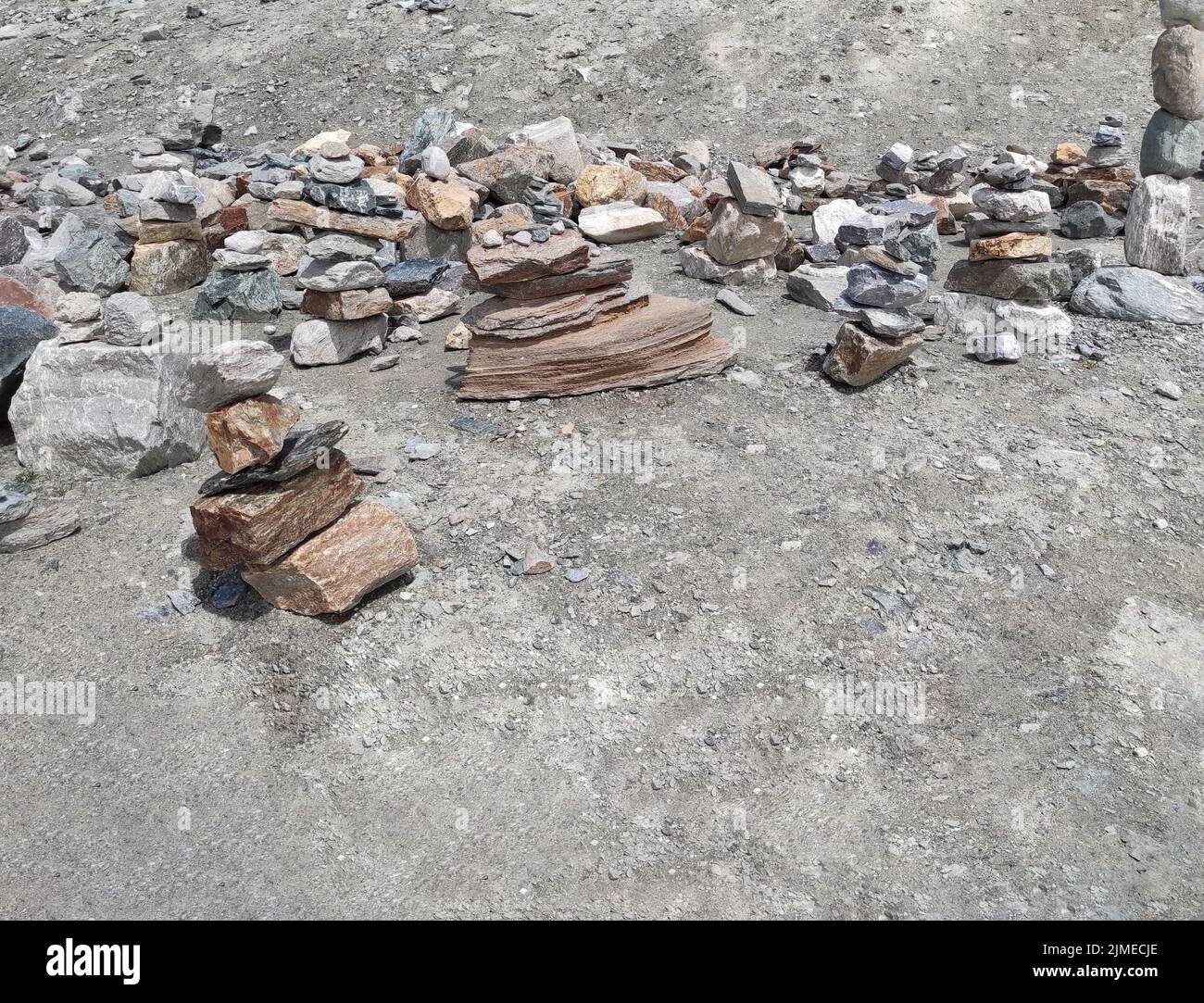 Pile de pierres au sommet de la montagne. Pile de pierres et de ...