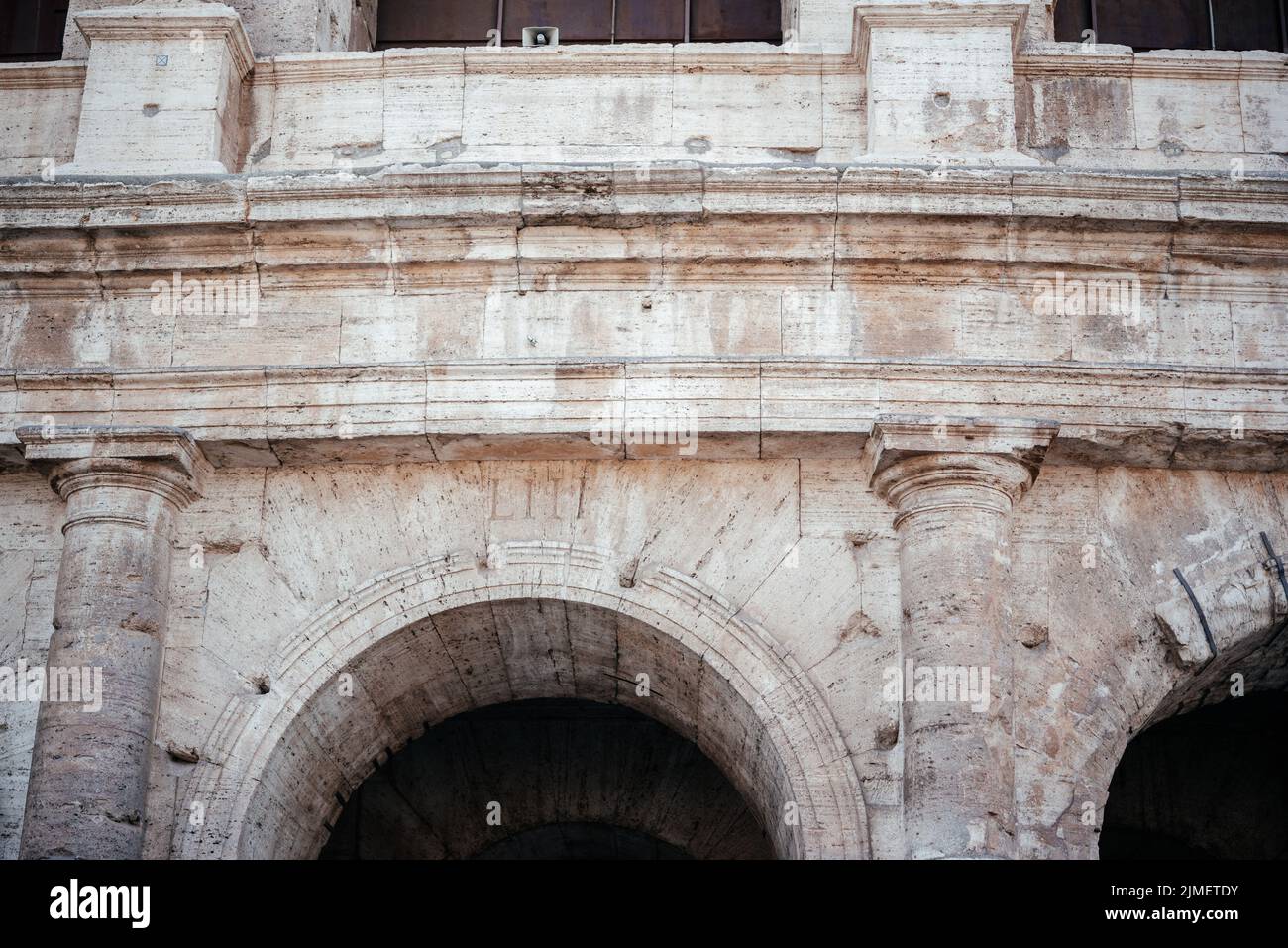 Vue extérieure de la façade du Colisée de Rome, en Italie, site classé ...