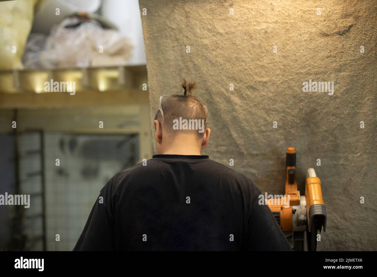 Homme aux cheveux queue de cheval Banque de photographies et d’images à ...