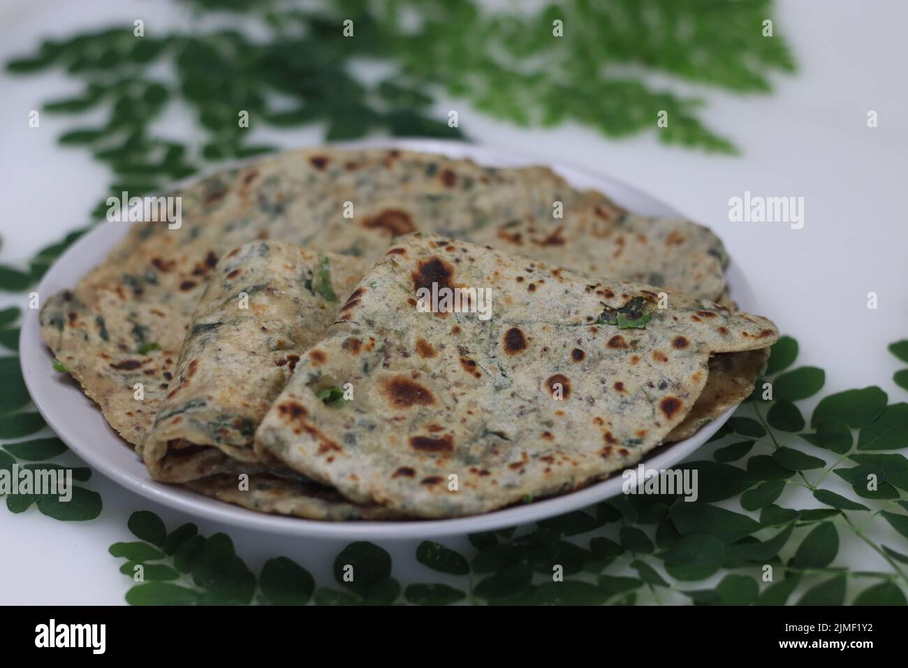 Moringa paratha ou feuilles de pilon paratha. Pain plat indien avec ...