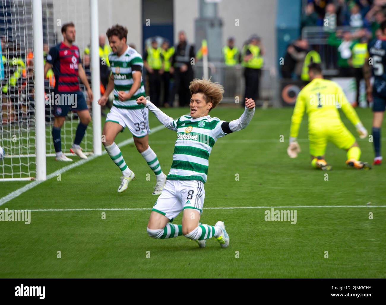 Le Celtic Kyogo Furuhashi (au centre) célèbre après avoir marquant son ...