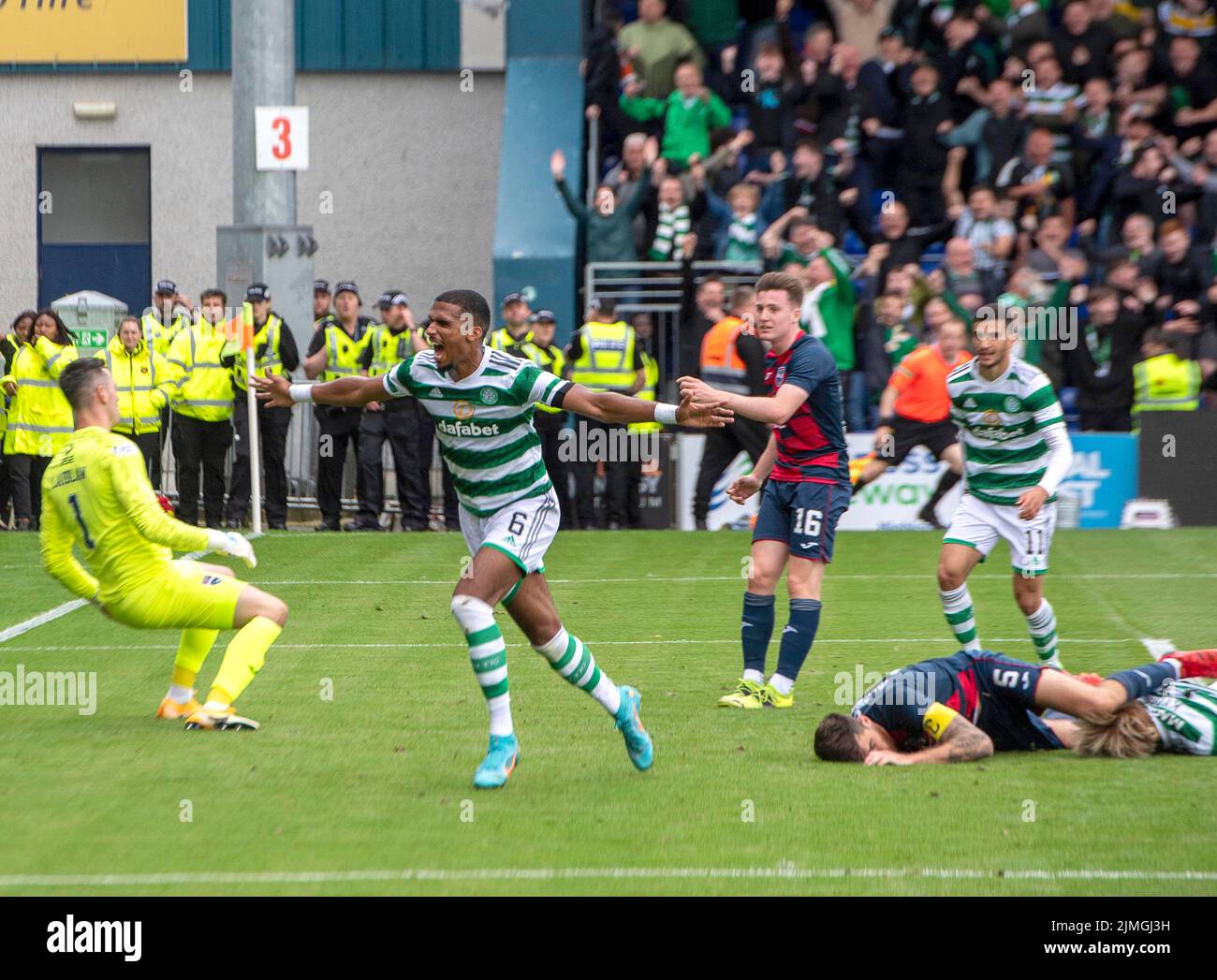 Moritz Jenz (au centre) du Celtic célèbre avec ses coéquipiers après ...