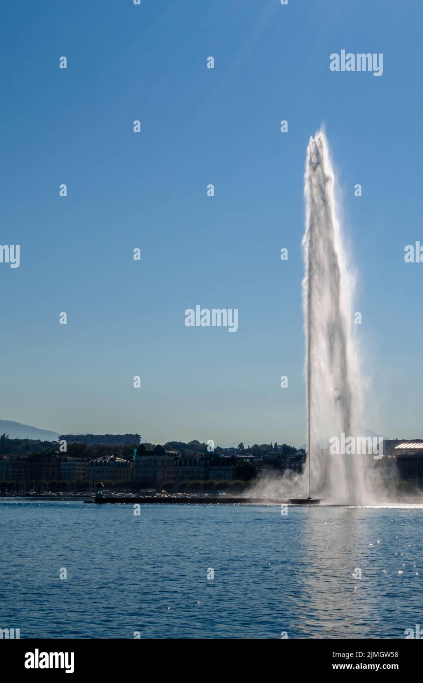 Le Jet d'eau, une grande fontaine de Genève, en Suisse, l'un des ...