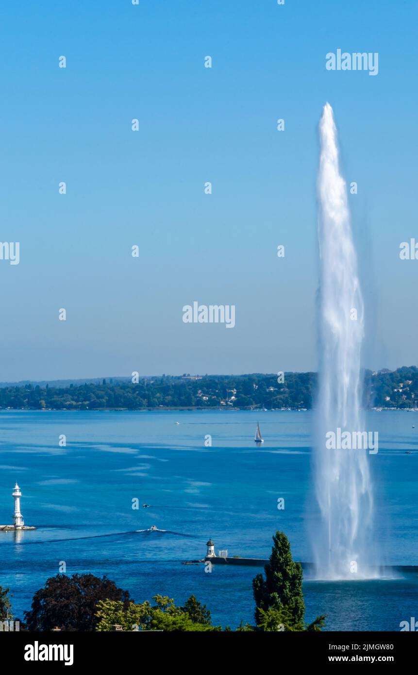 Le Jet d'eau, une grande fontaine de Genève, en Suisse, l'un des ...