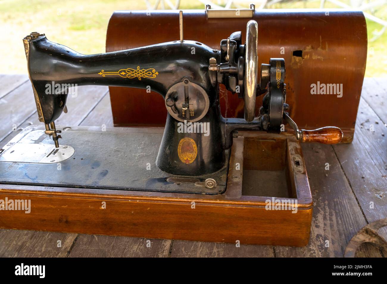 machine à coudre noire vintage et coffre en bois dur pour son rangement ...