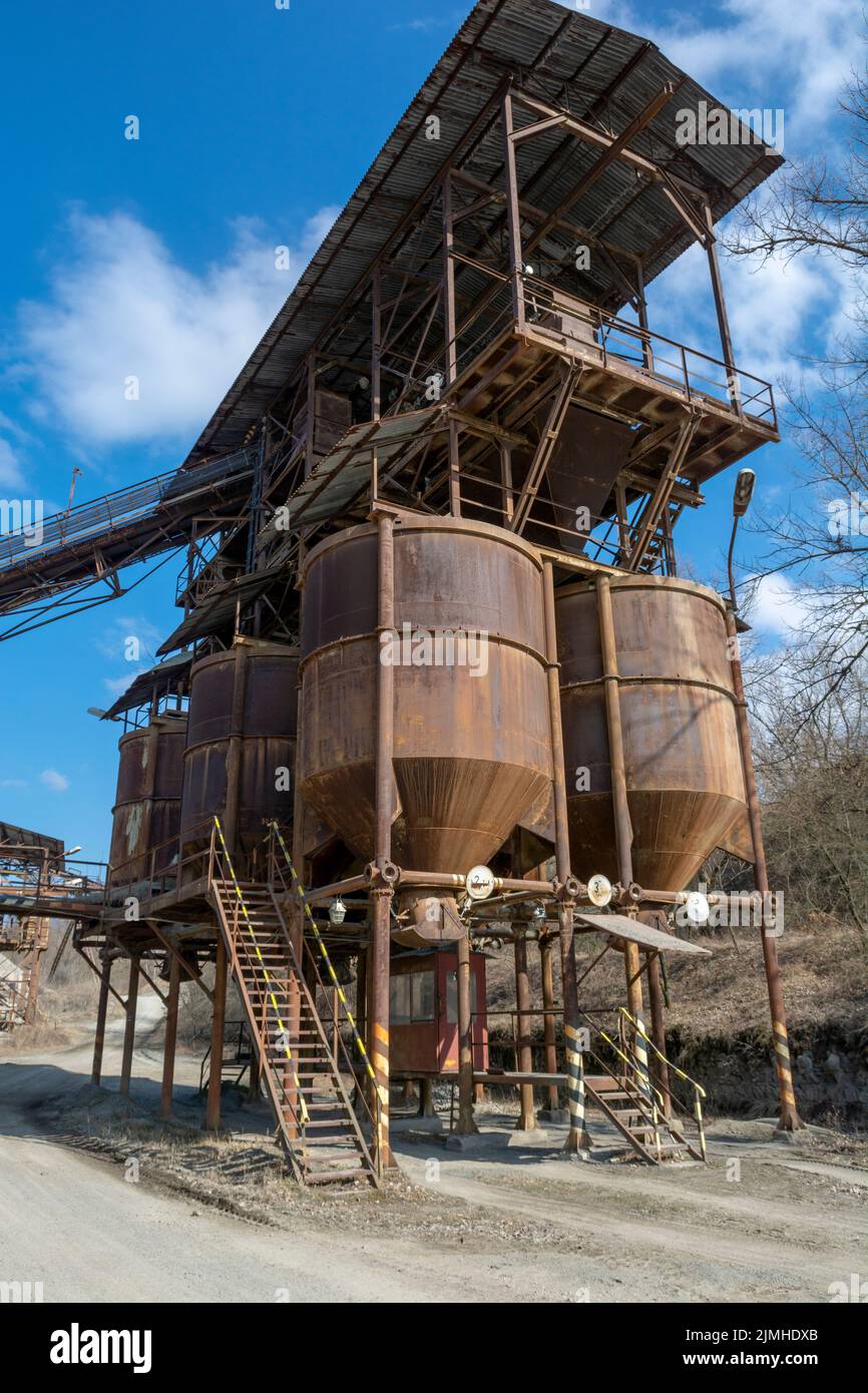 Une vieille carrière de gravier. Matériel d'exploitation minière et d ...