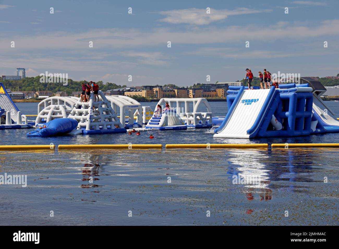 Parcours gonflable pour obstacles au parc aquatique Cardiff Aqua Park ...