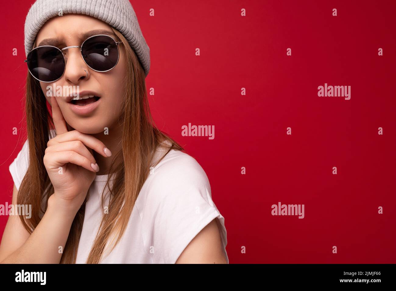 Belle femme, lunettes de soleil sombres Banque de photographies et d ...