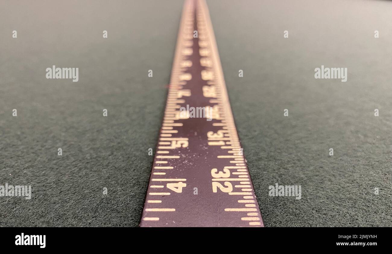 Mesureur. Règle en pouces. Règle métallique avec mise au point sur le ...