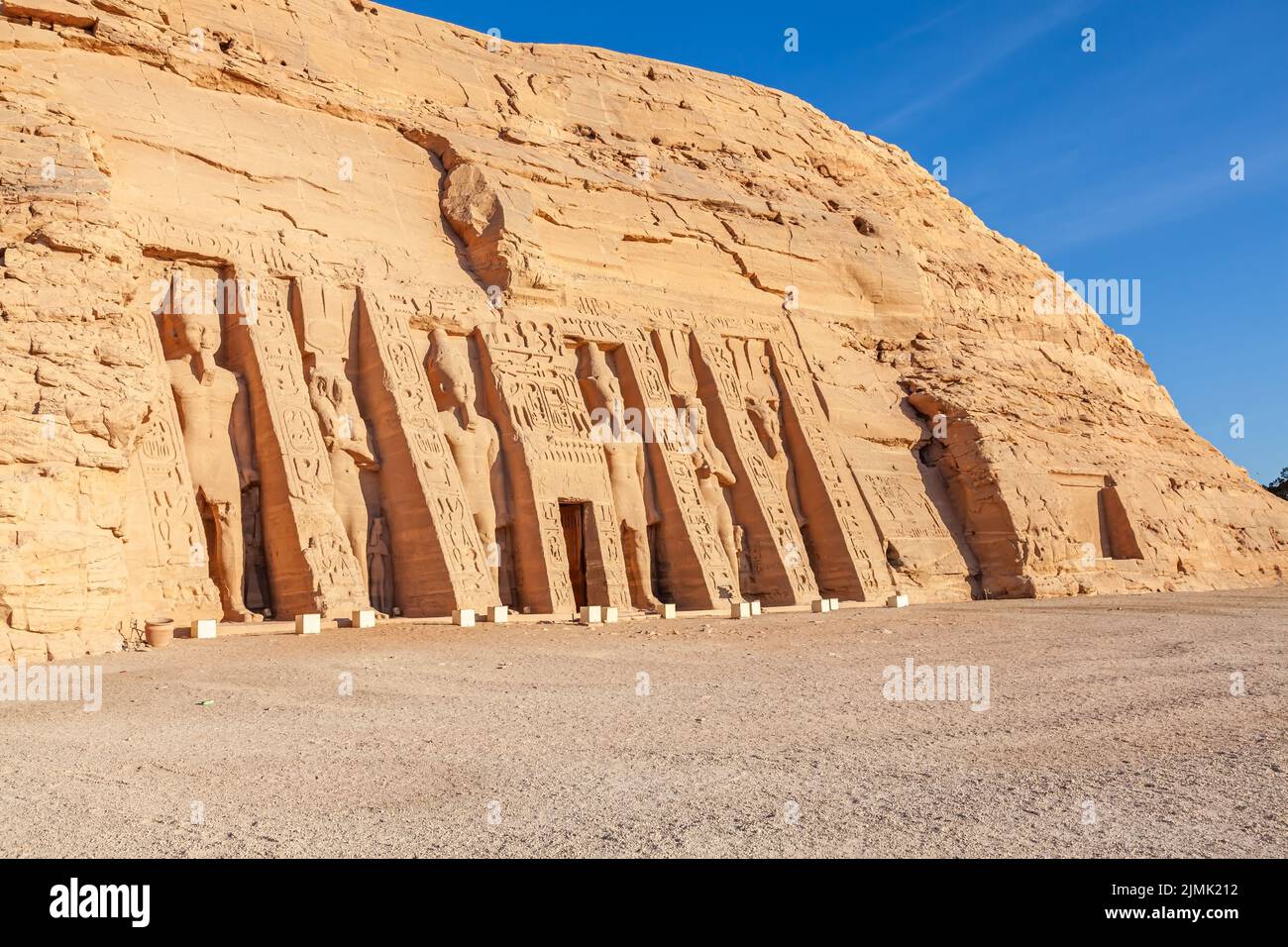 Façade du temple de Nefertari la Reine du Pharaon Ramsès II dans le ...