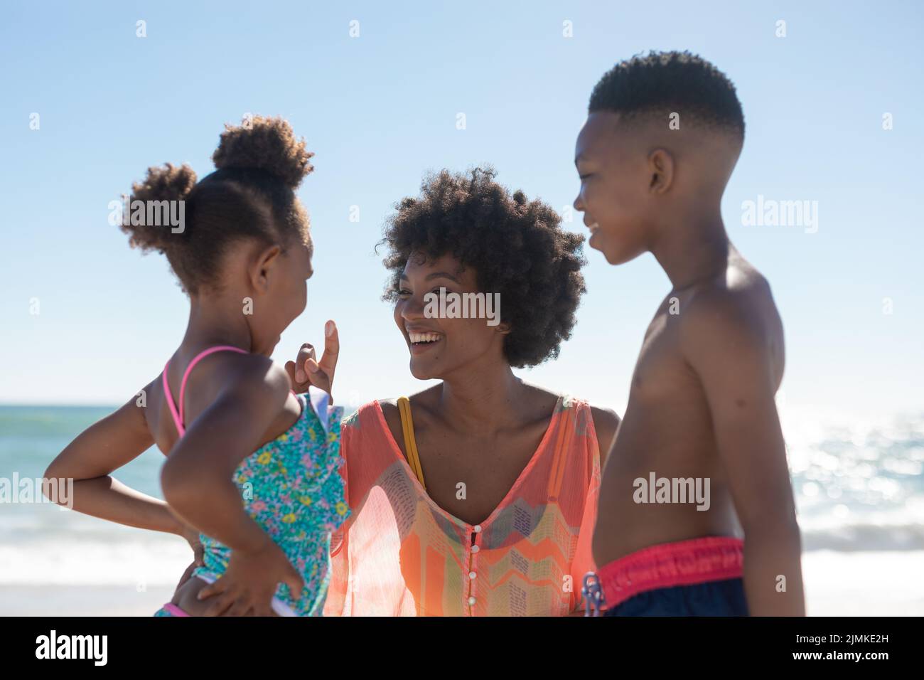 Joyeux Mère Afro Américaine Avec Son Fils Et Sa Fille En Vacances Dété