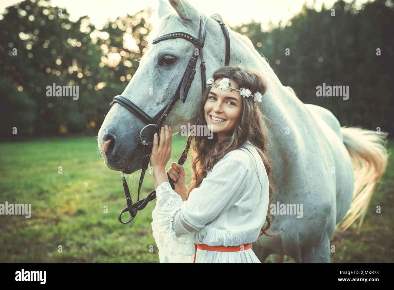Belle femme avec cheval Banque de photographies et d’images à haute ...