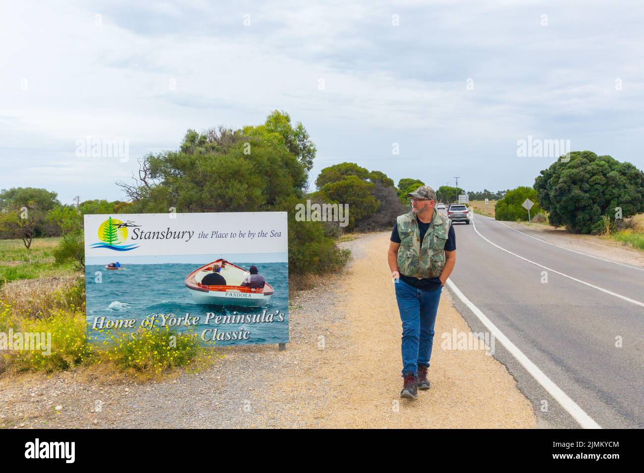 Andrew McIntyre marchant le long d'Adelaide Road près de la résidence ...