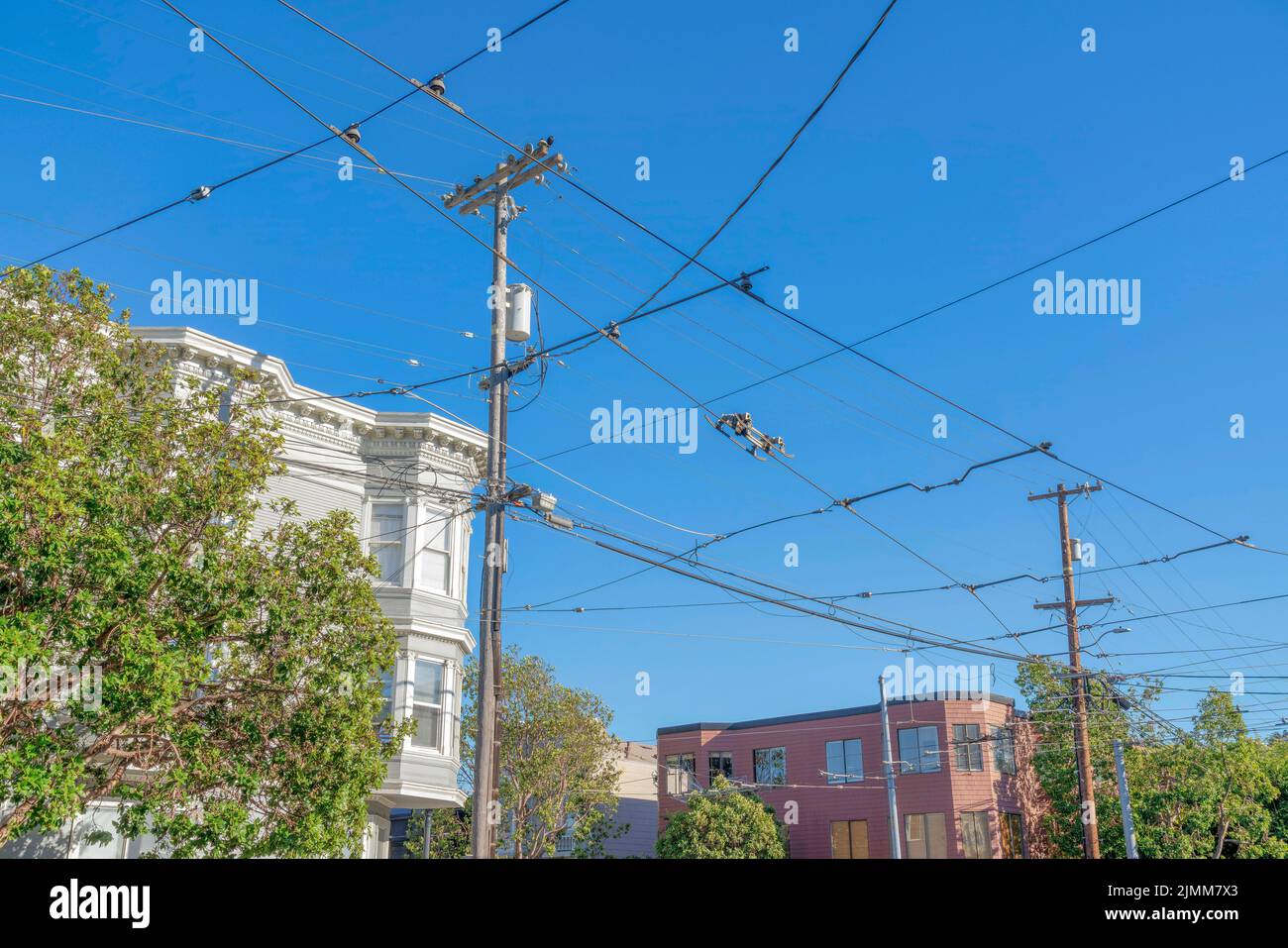 Câbles et lignes électriques au-dessus d'une intersection utilisée pour ...