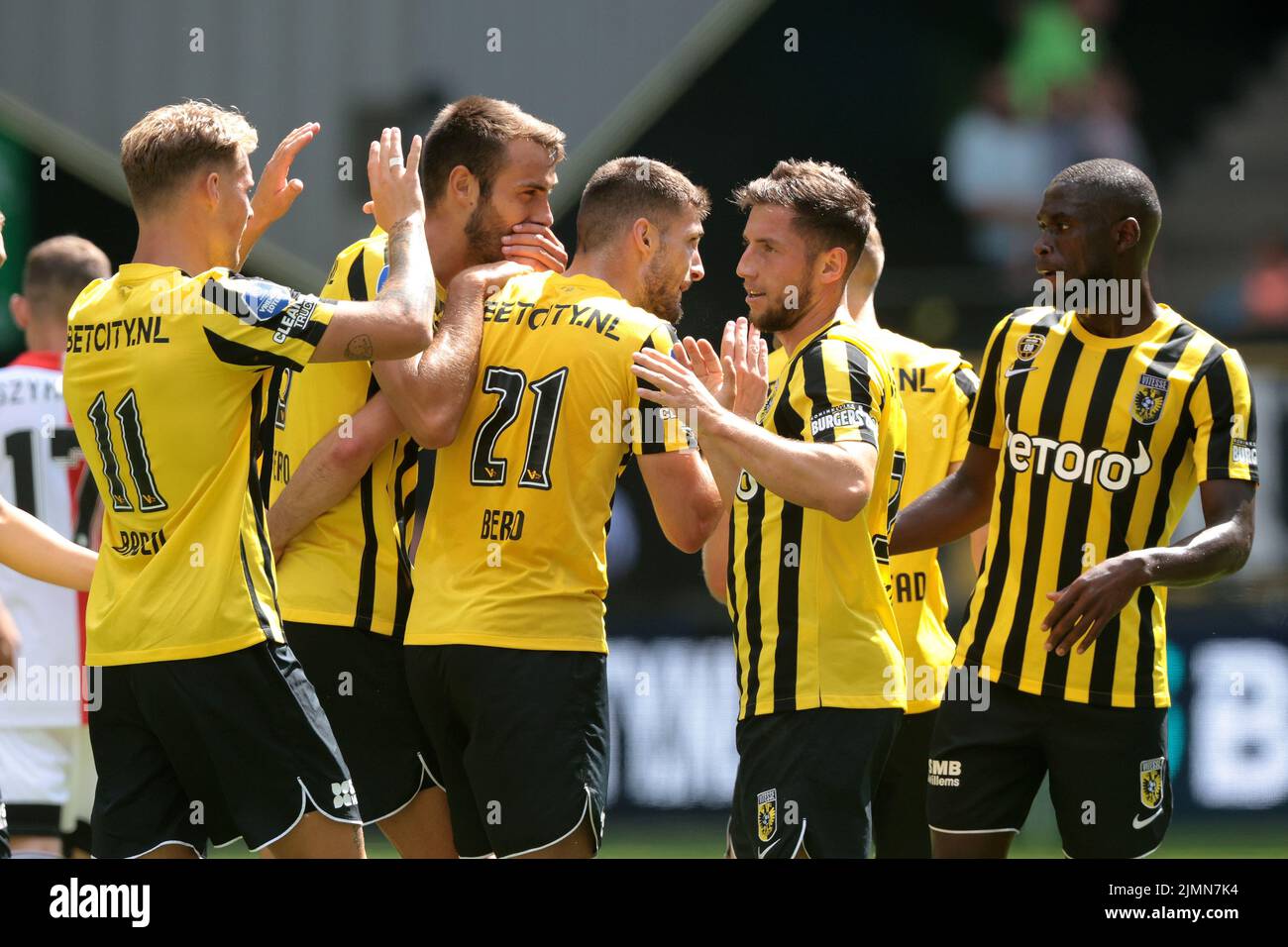 ARNHEM - million Manhoef de vitesse célèbre le 1-0 avec ses coéquipiers ...