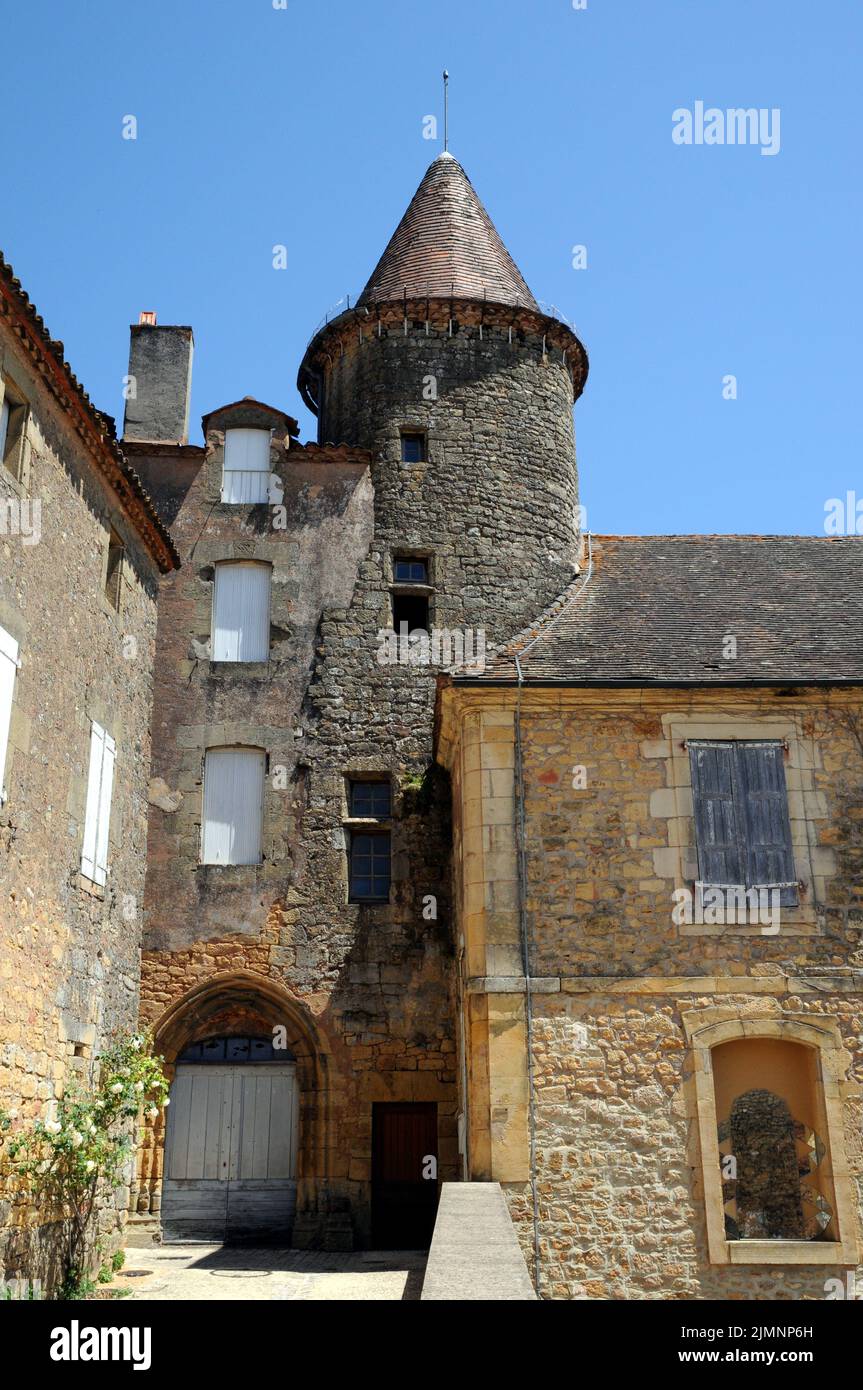 Tour au petit fort dans le village médiéval de Belvès en Dordogne. Le ...