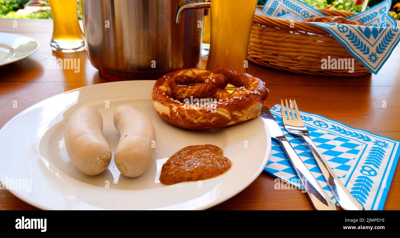 Un repas bavarois traditionnel: Saucisses blanches, brezels salés ...