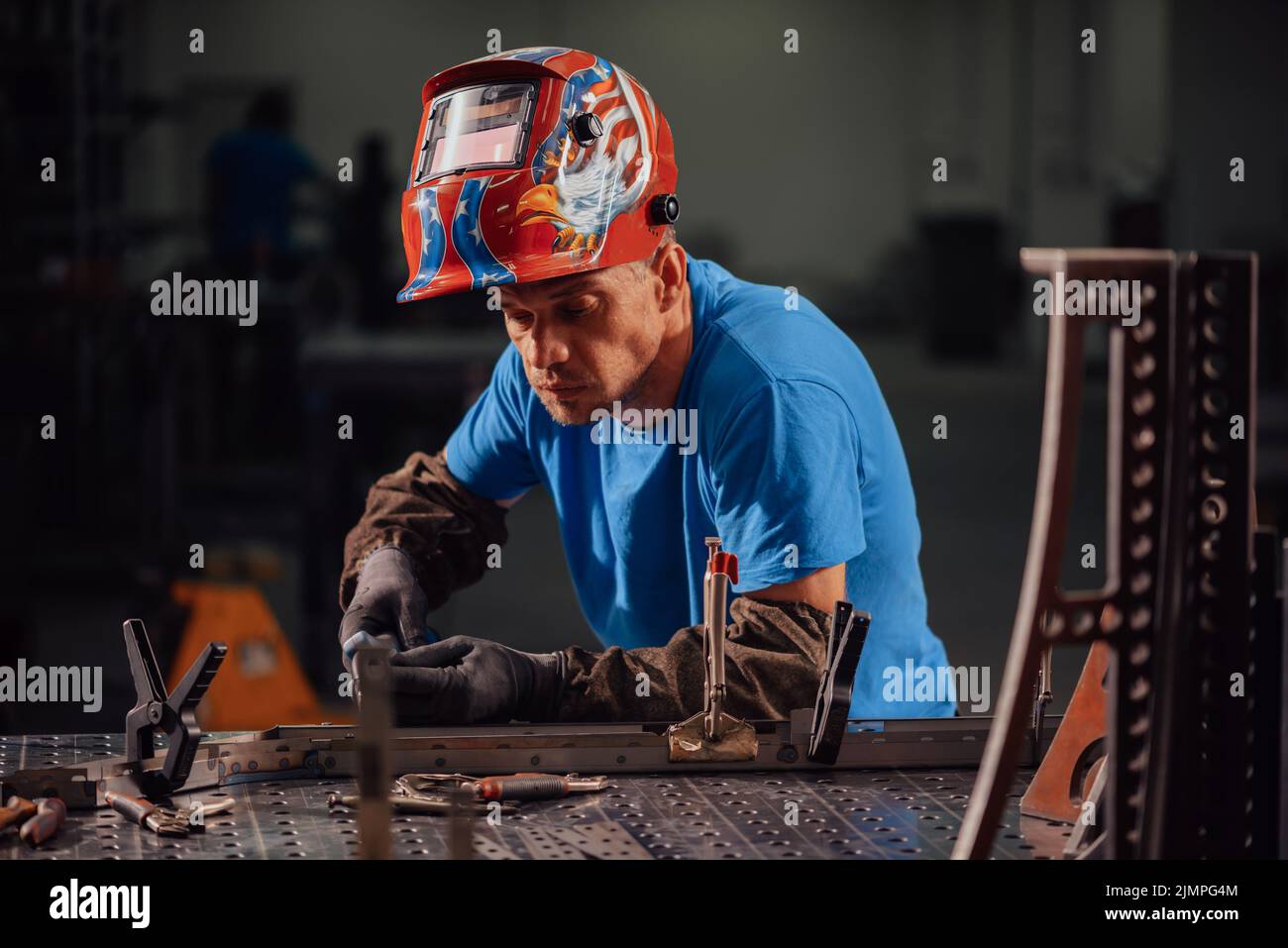 Soudeur professionnel pour l'industrie lourde travaillant à l'intérieur ...