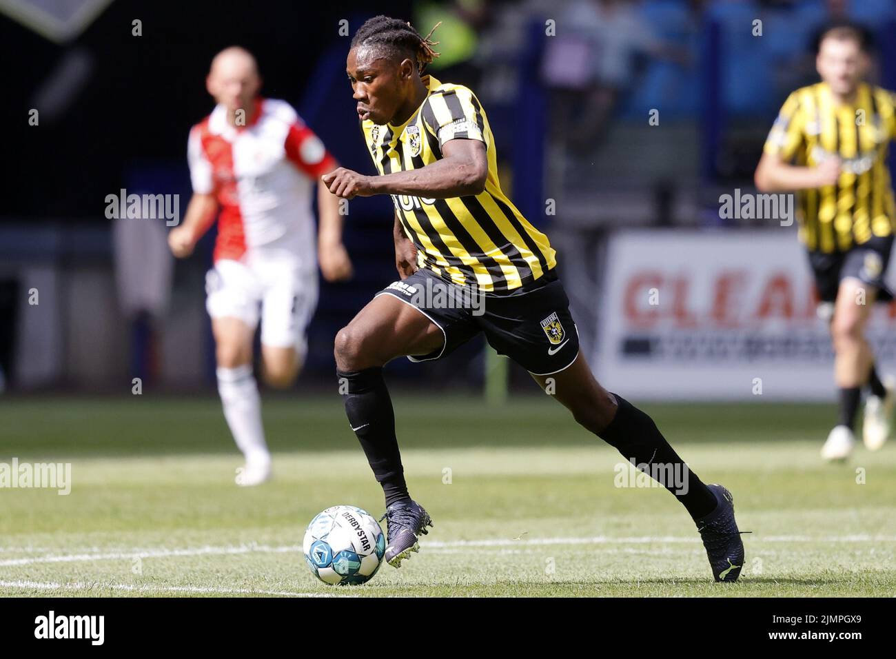 ARNHEM - Mohamed Sankoh de vitesse pendant le match néerlandais entre ...