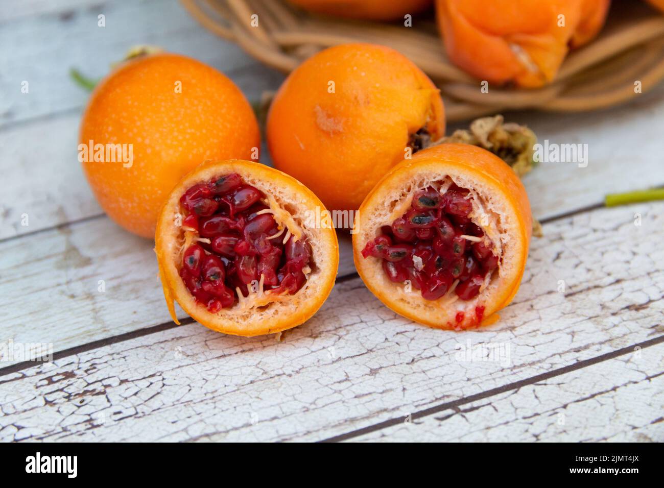 Fruit de la passion rouge et jaune Banque de photographies et d’images ...