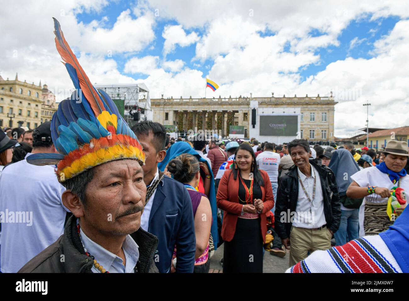 On voit des gens de différents endroits en Colombie arriver à la Plaza ...