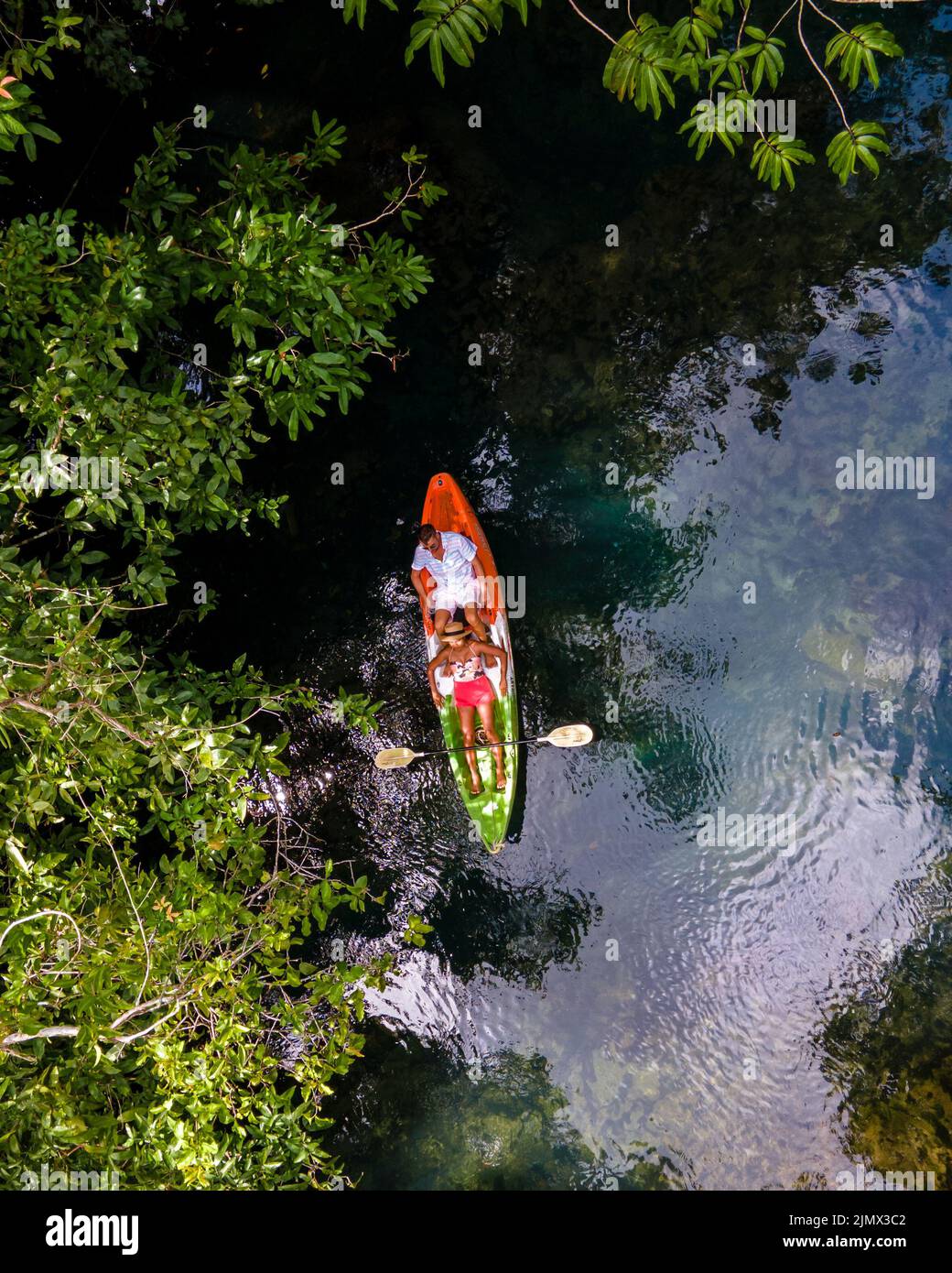 Couple en kayak dans la jungle de Krabi Thaïlande, hommes et femme en ...