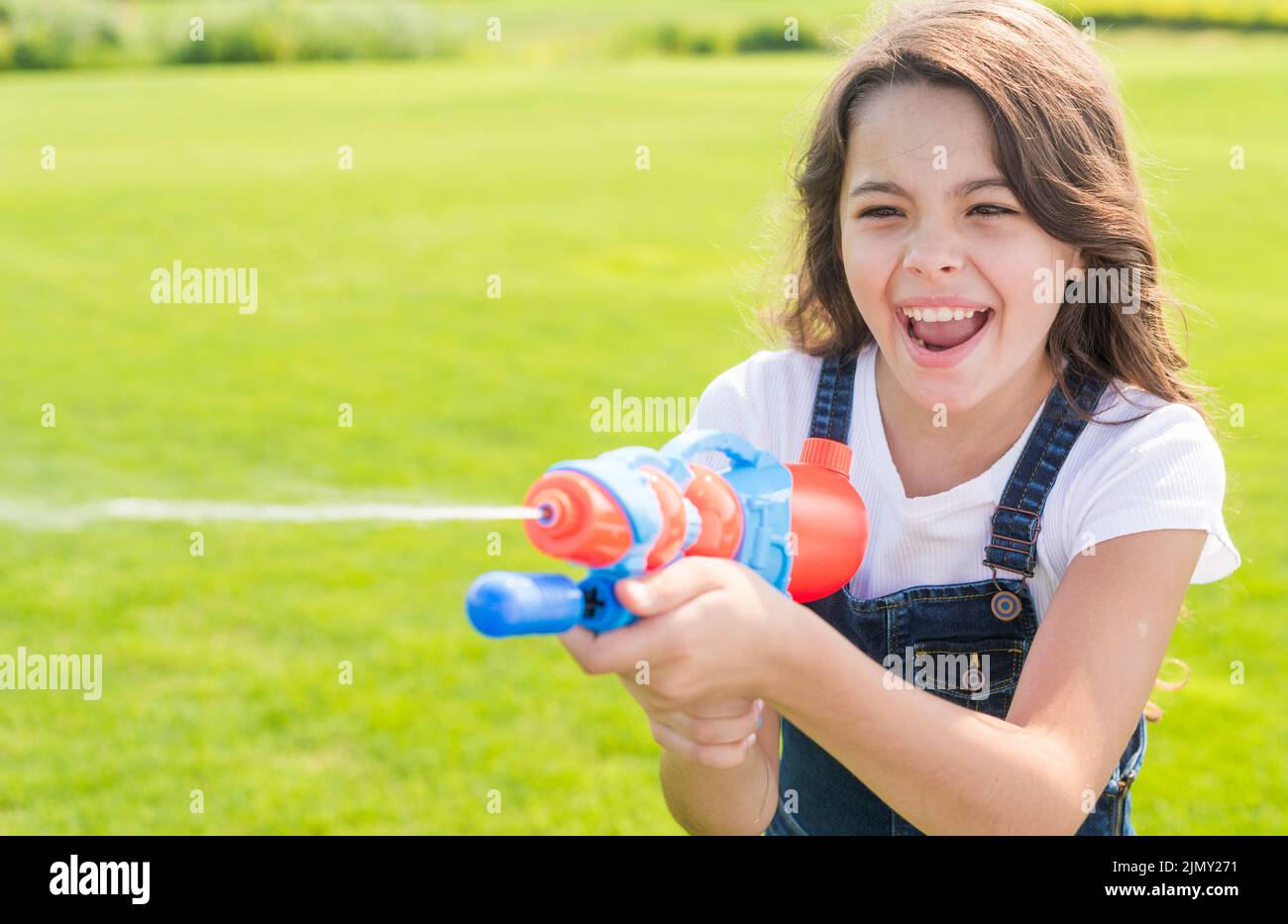 Smiley girl Banque de photographies et d’images à haute résolution - Alamy