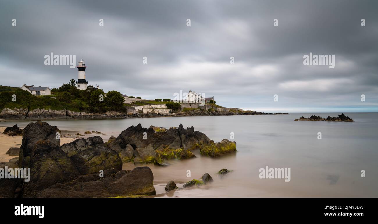 Vue sur le phare historique de Stroove et la plage sur la péninsule d ...