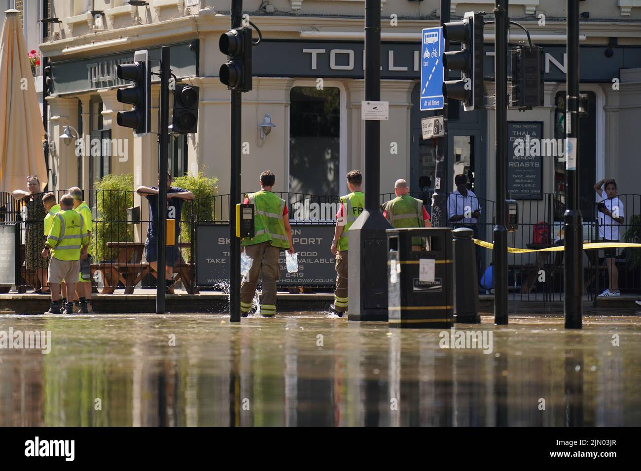 La scène à l'extérieur des Arms de Tollington, à l'intersection de ...
