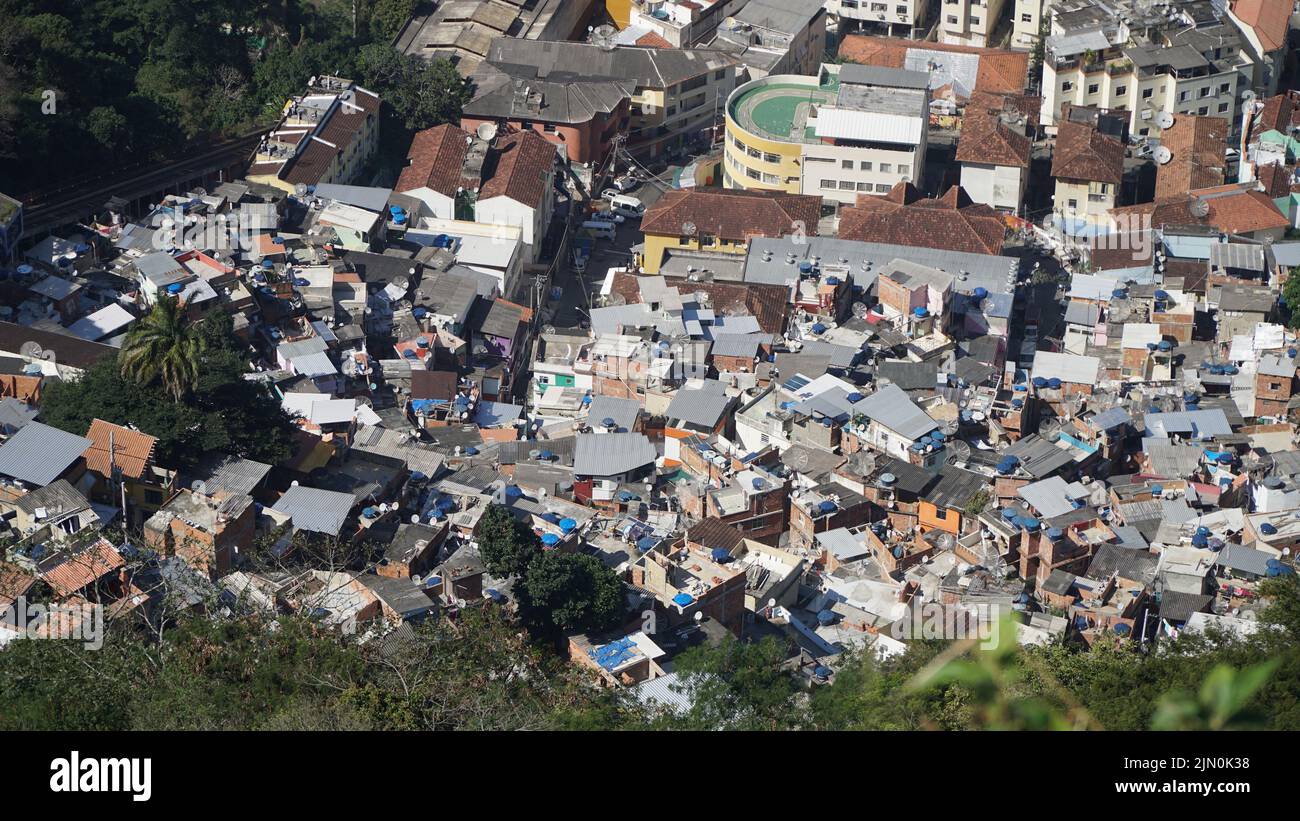 Favela copacabana rio de janeiro Banque de photographies et d’images à ...