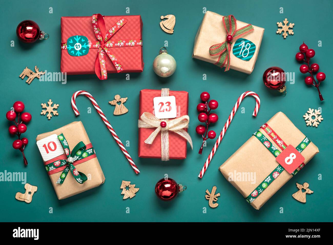 Boîte cadeau rouge, verte enveloppée à la main décorée de rubans ...