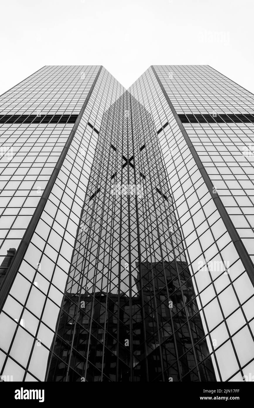Une prise de vue en petit angle d'un bâtiment en verre moderne, en ...
