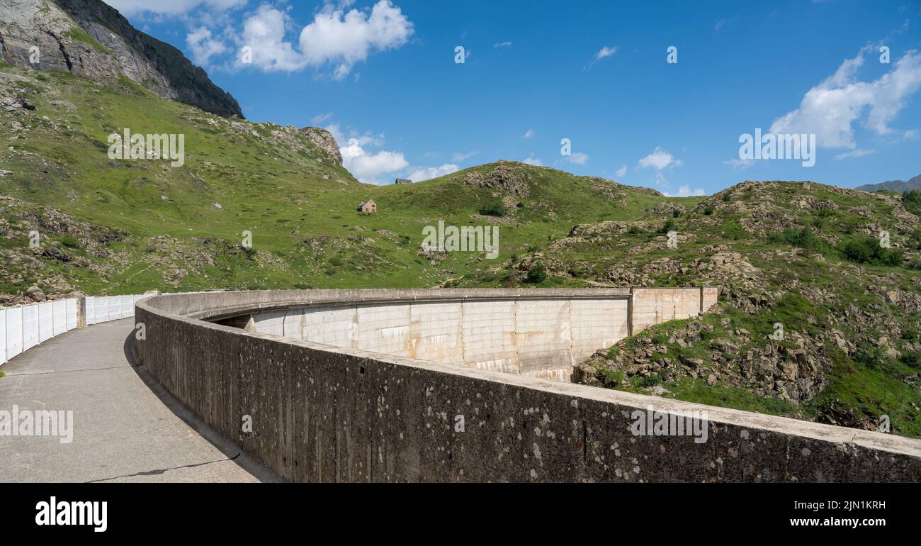 Barrage en béton à travers le barrage des gloriettes, grand réservoir ...