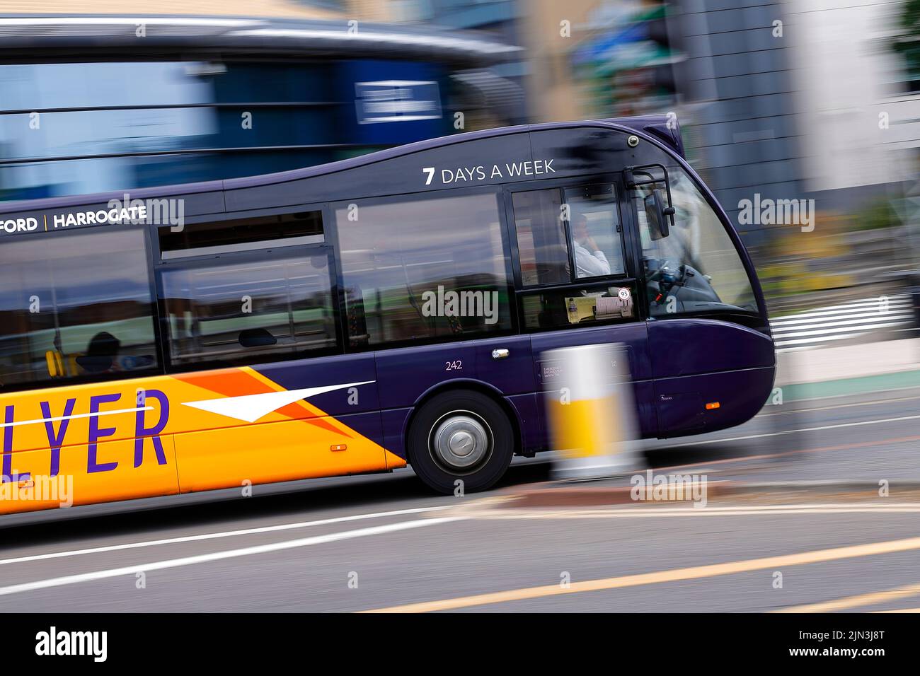 Airport shuttle buses Banque de photographies et d’images à haute ...