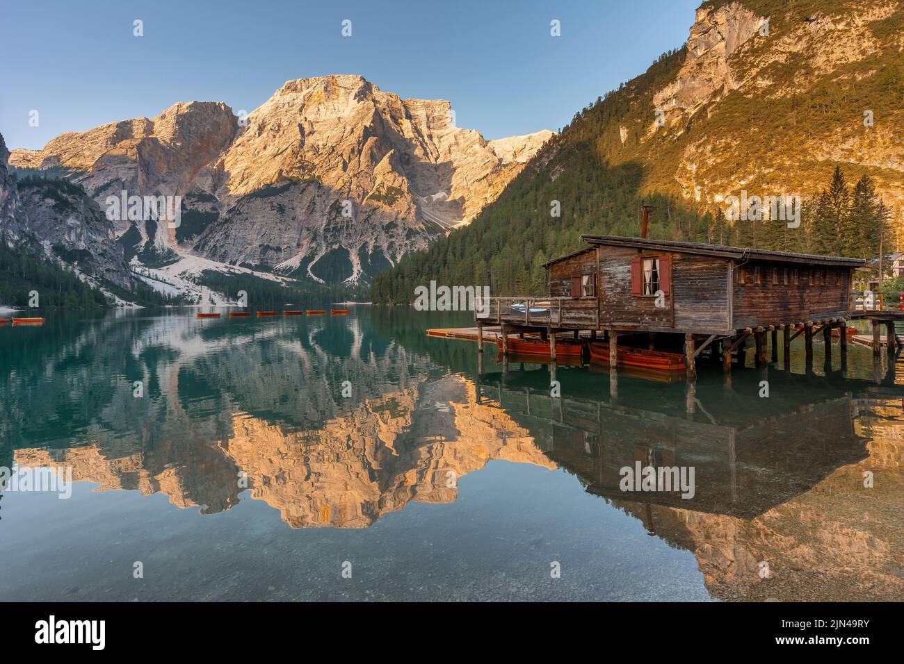 Vue imprenable sur le lac de Braies (Pragser Wildsee) avec des bateaux ...