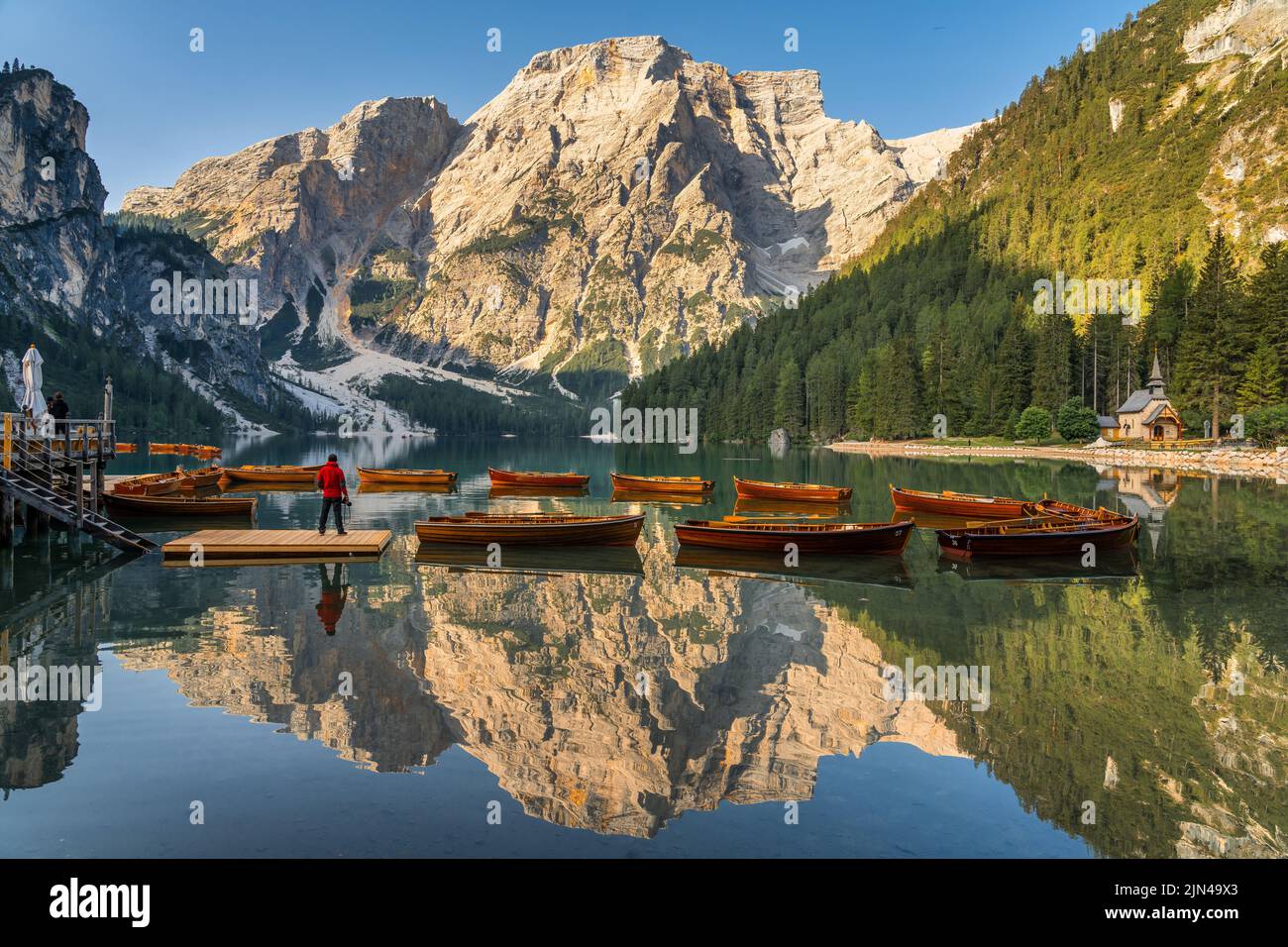 Vue imprenable sur le lac de Braies (Pragser Wildsee) avec des bateaux en bois, l'un des plus ...