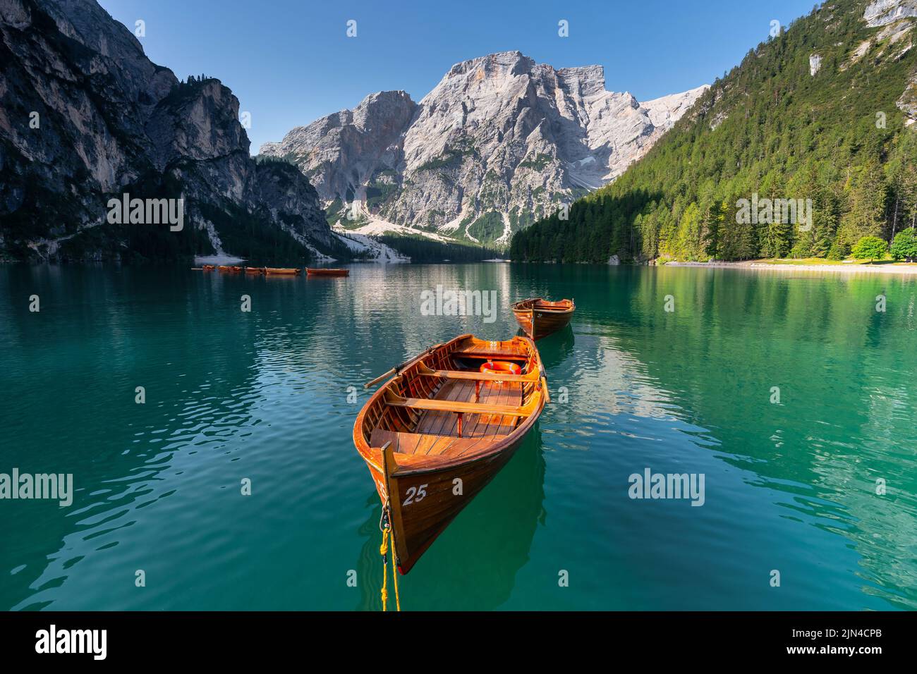 Vue imprenable sur le lac de Braies (Pragser Wildsee) avec des bateaux en bois, l'un des plus ...