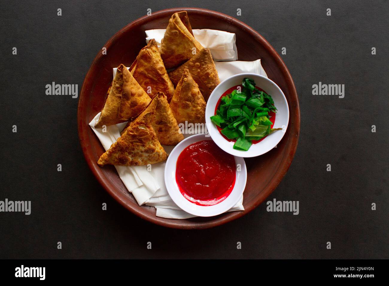 Samosa, samsa ou somsa sont des pâtisseries frites triangulaires ou ...