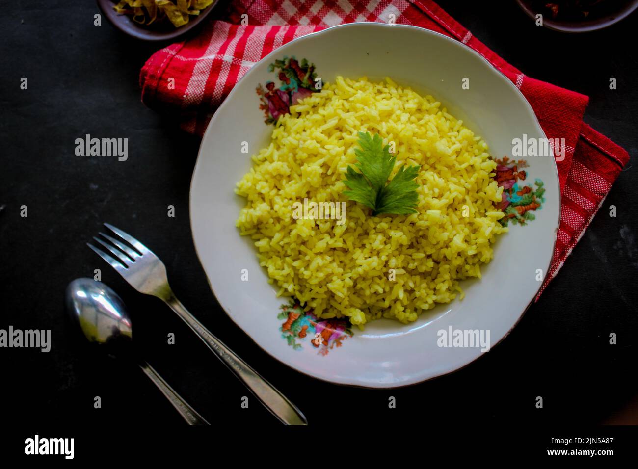 le riz jaune, le riz curcuma ou le nasi kuning sont des aliments à base ...