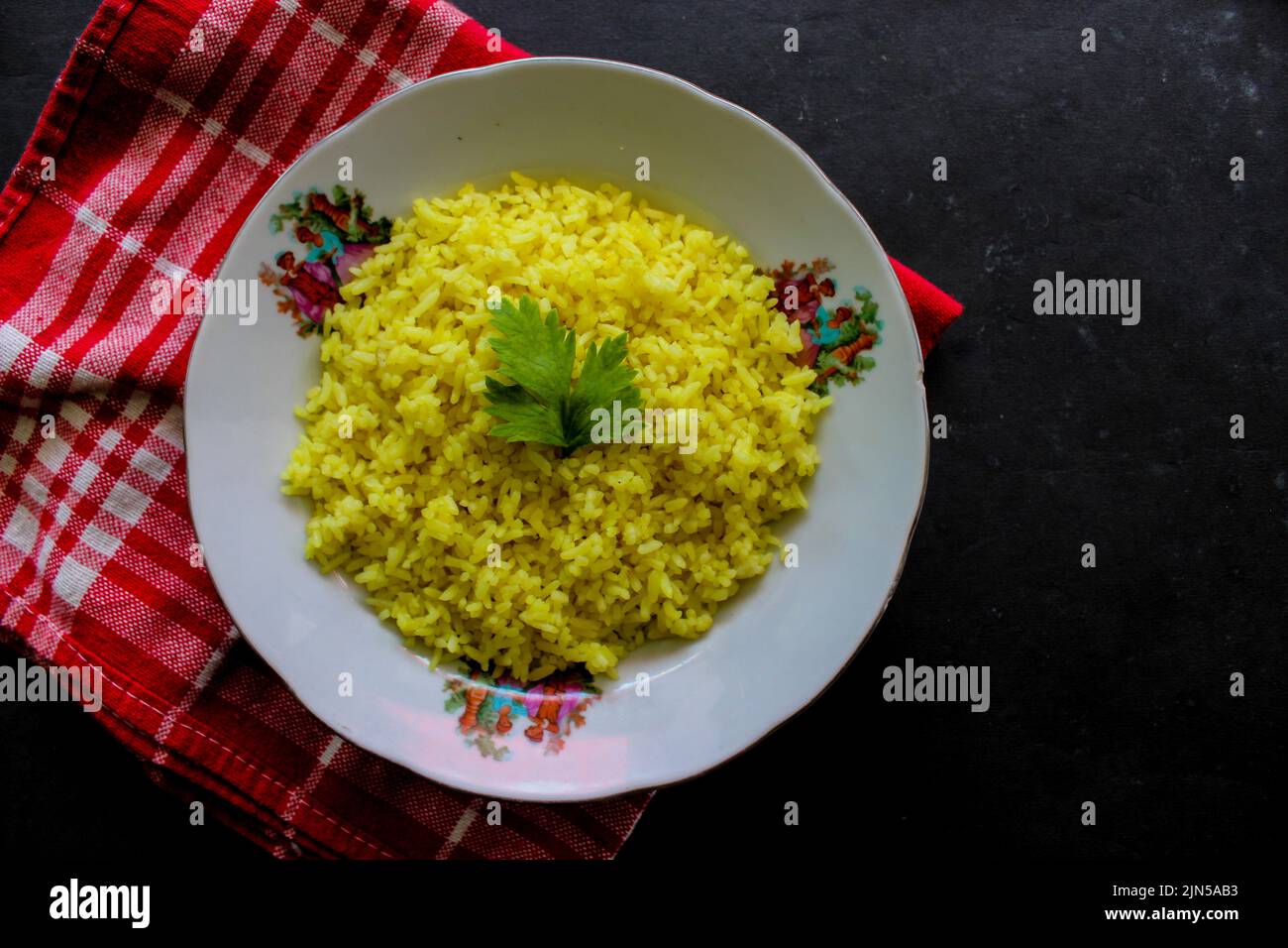 le riz jaune, le riz curcuma ou le nasi kuning sont des aliments à base de riz cuit avec du ...