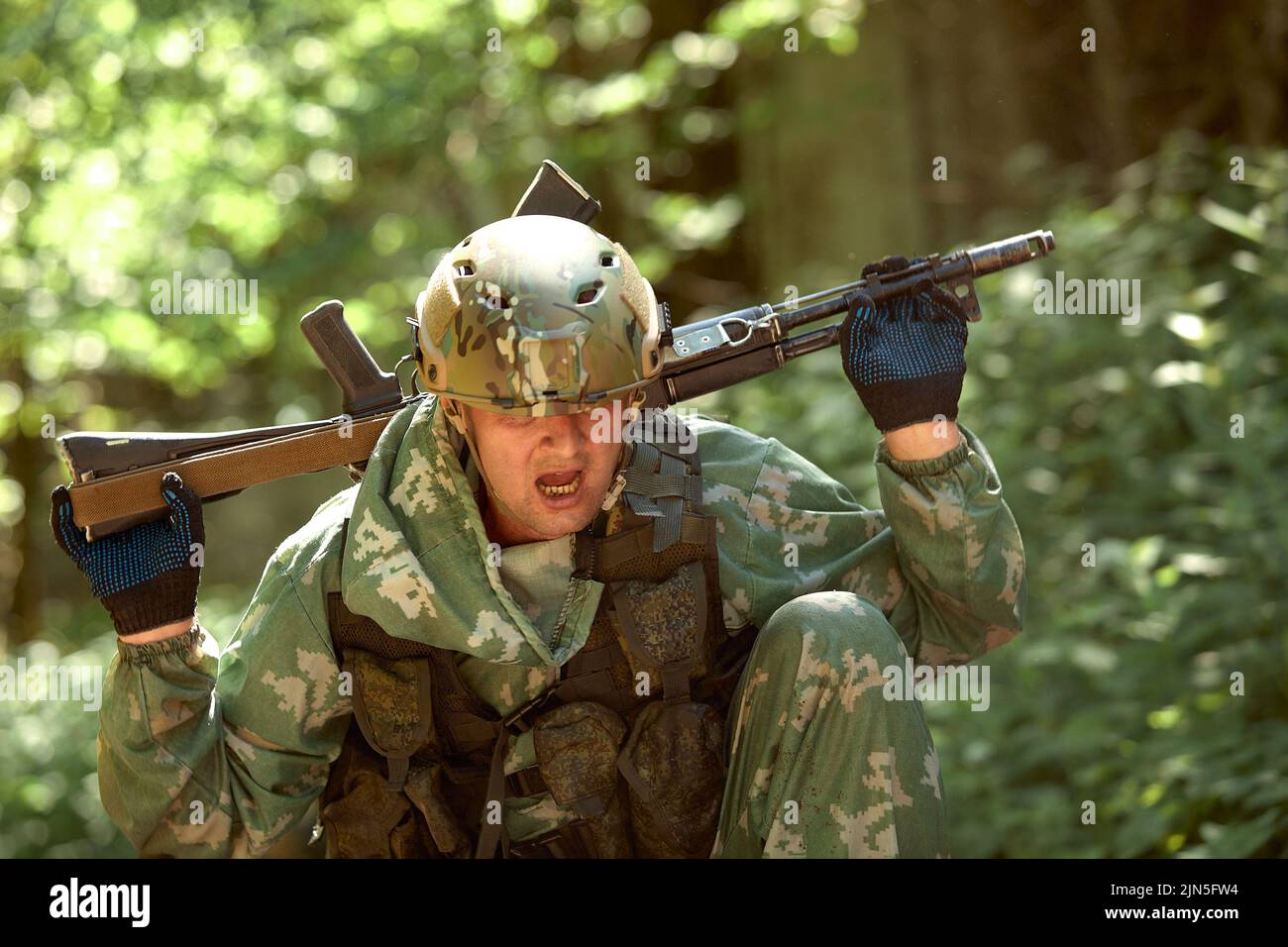Les soldats s'affrontent sur le terrain d'entraînement militaire, au ...
