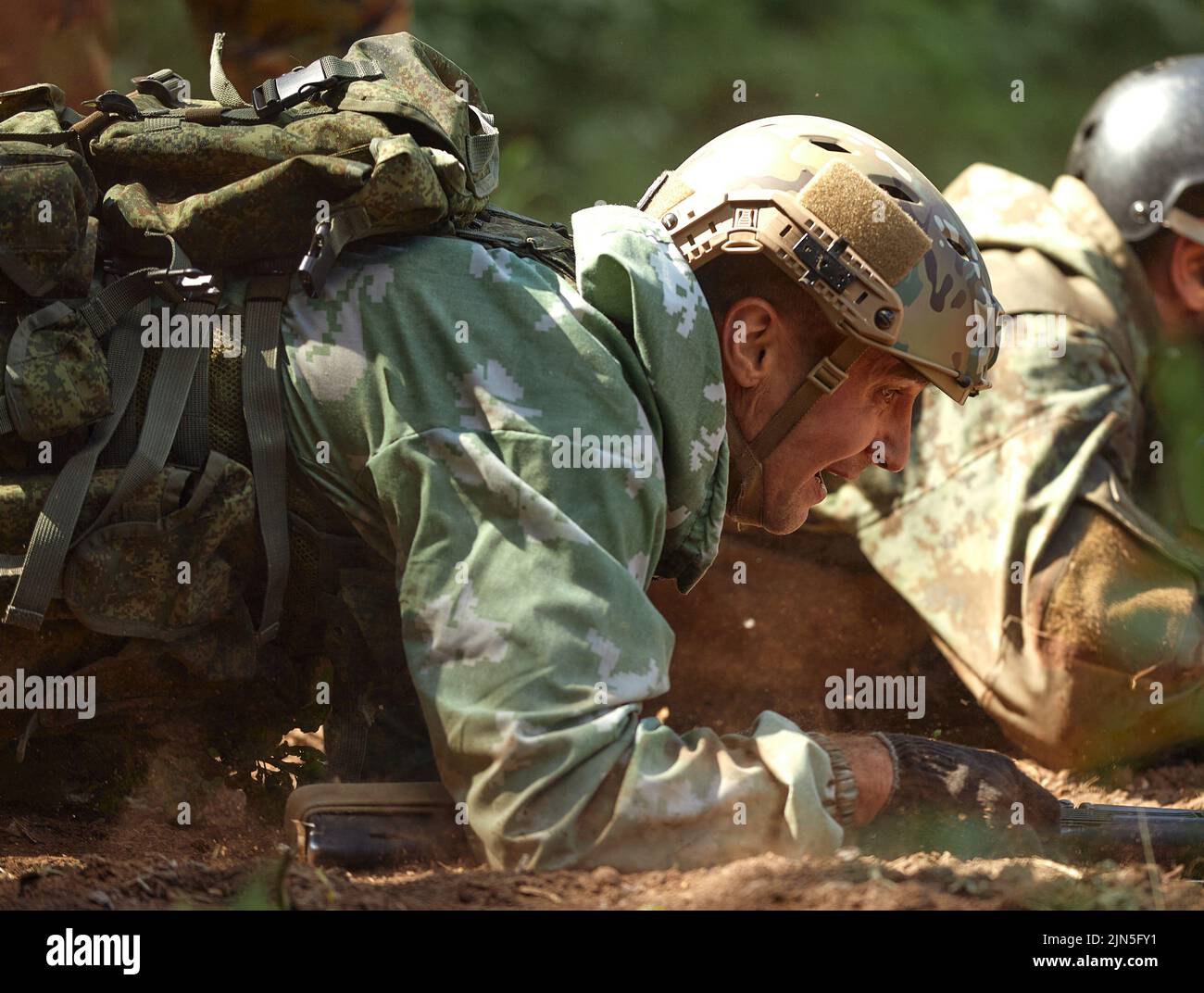 Les soldats se disputent un camp de combat sur le terrain d ...