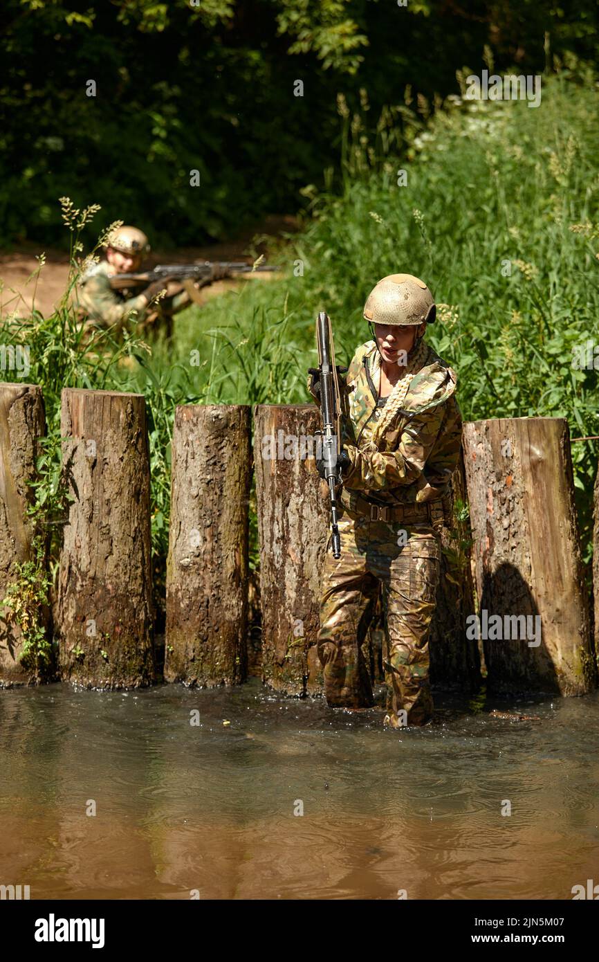 Les soldats se disputent un camp de combat sur le terrain d ...