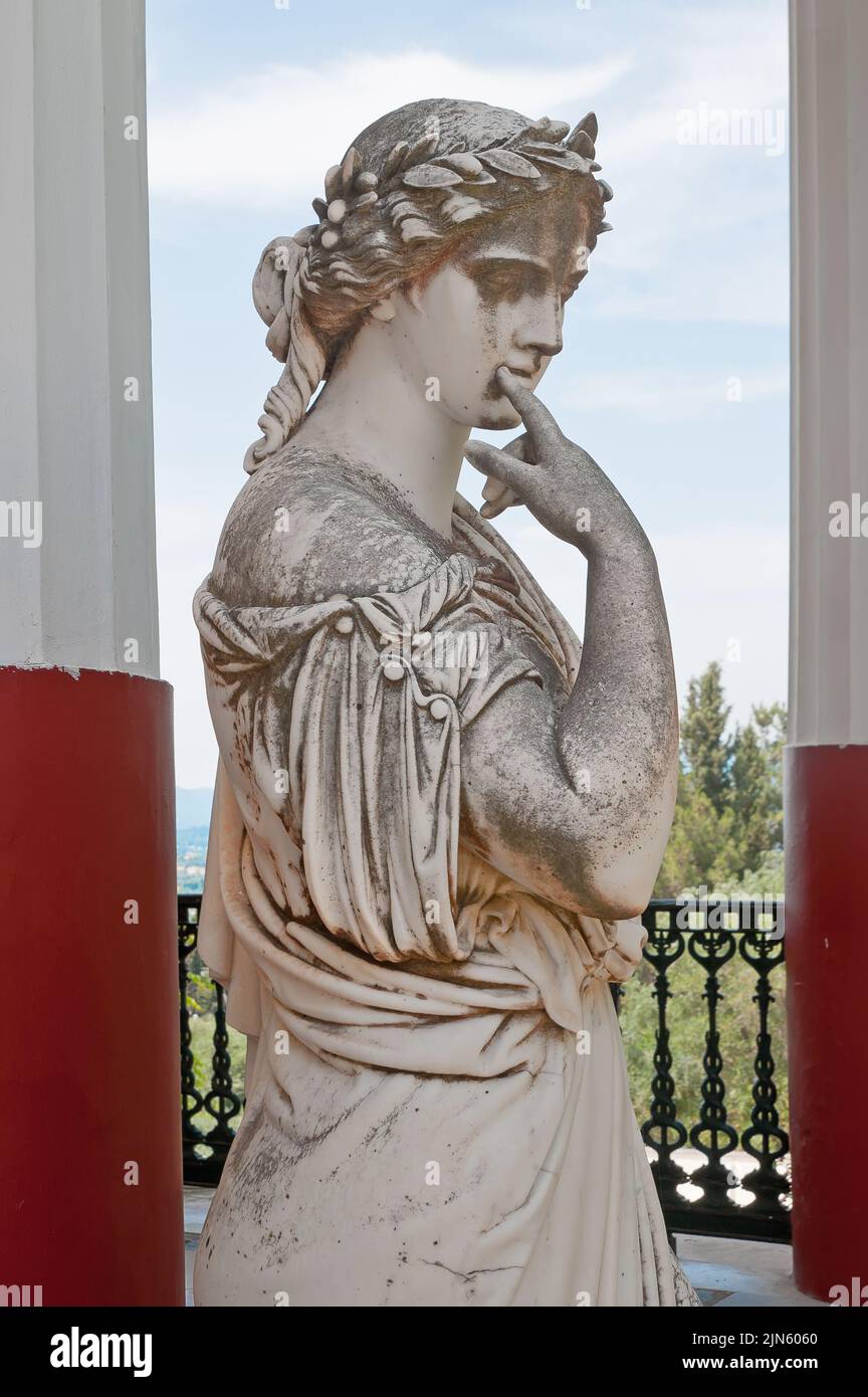 Statue d'une muse mythique grecque sur le balcon du palais Achille à ...