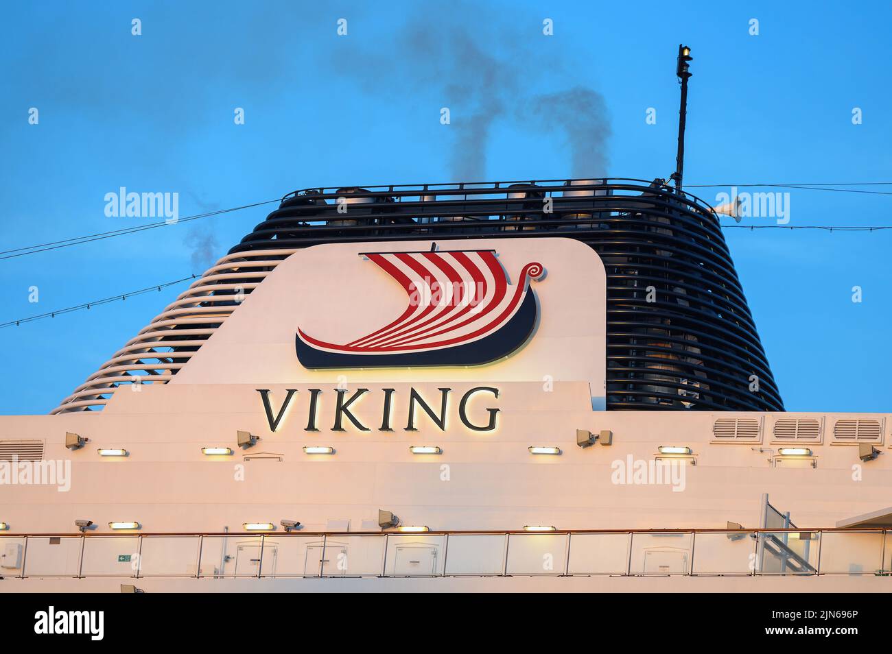 Le logo Viking Ocean Cruises sur l'entonnoir du Viking Jupiter - avril ...