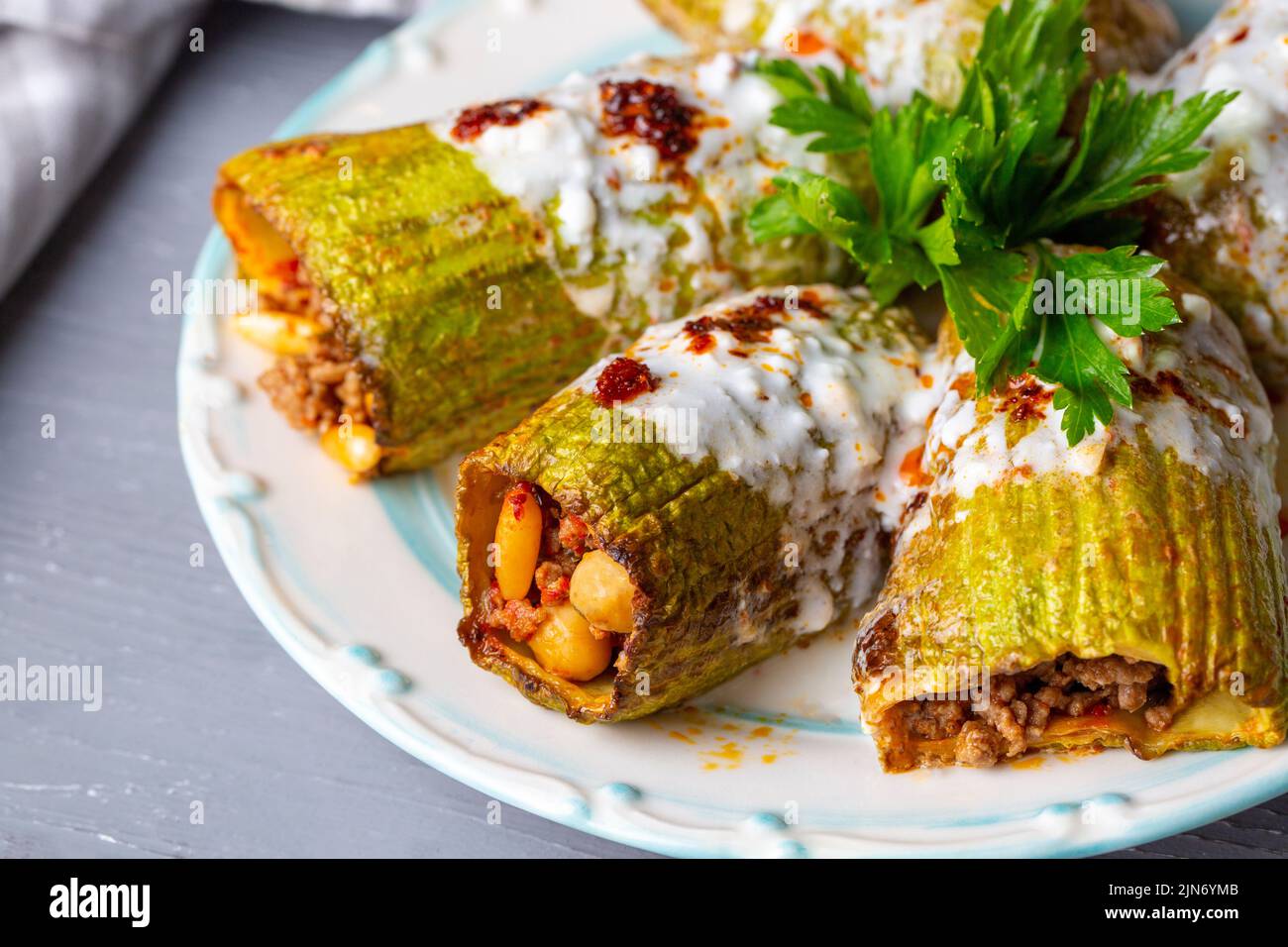 Plats traditionnels turcs; courgettes farcies (kousa mahshi), nom turc ...
