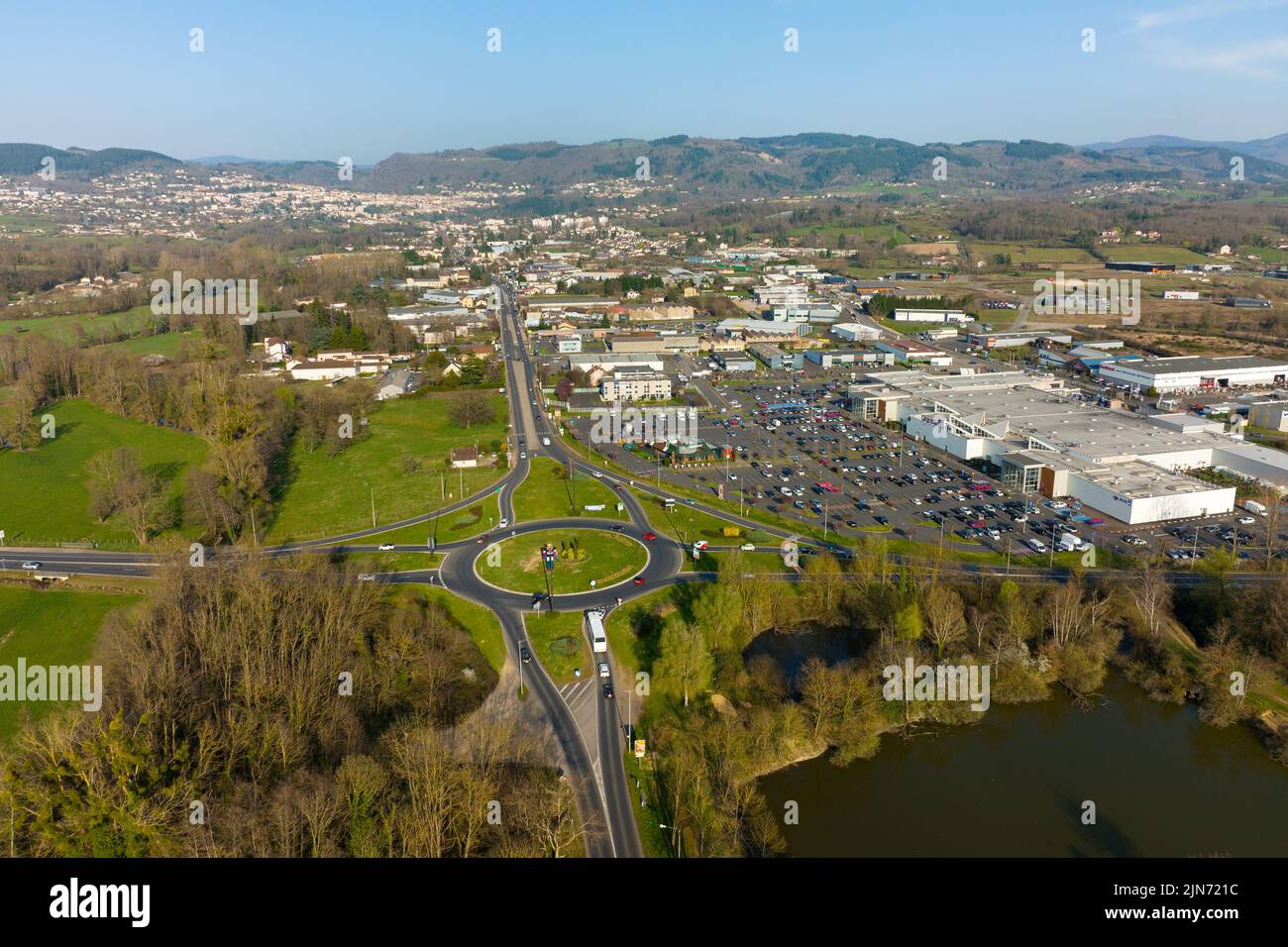 Vue aérienne de l'intersection avec le rond-point et la circulation ...