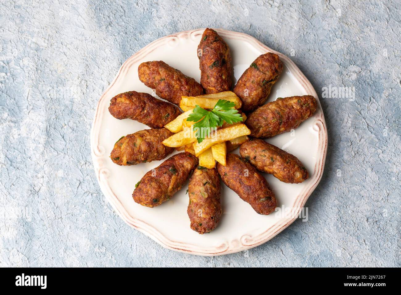 Cuisine turque traditionnelle; boulettes de viande sèches ou boulettes ...