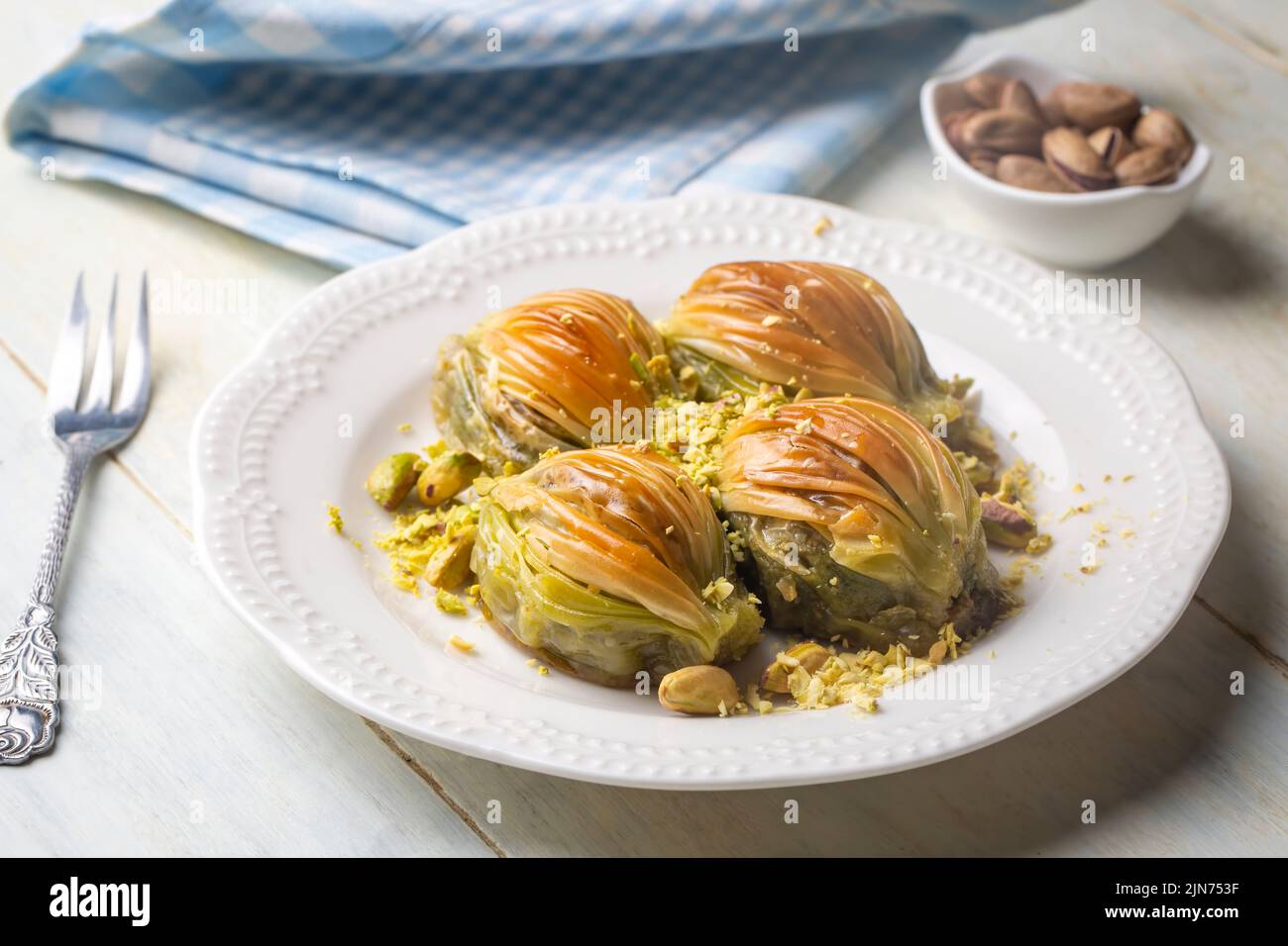 Baklava Midye turque ( Baklava en forme de mussel ) avec poudre de ...